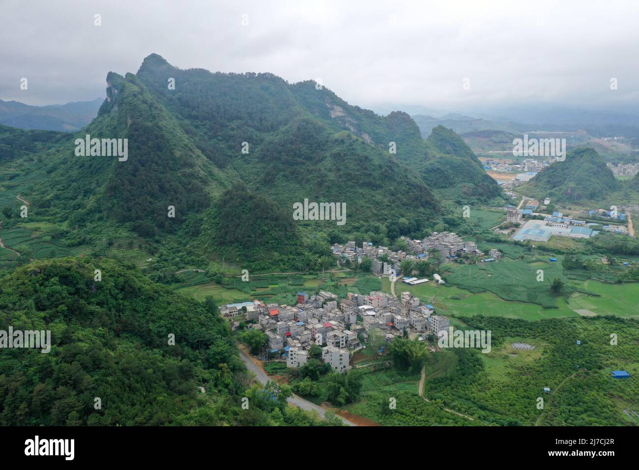 BAMA, May 8, 2022 (Xinhua) -- Aerial photo taken on May 8, 2022 shows ...