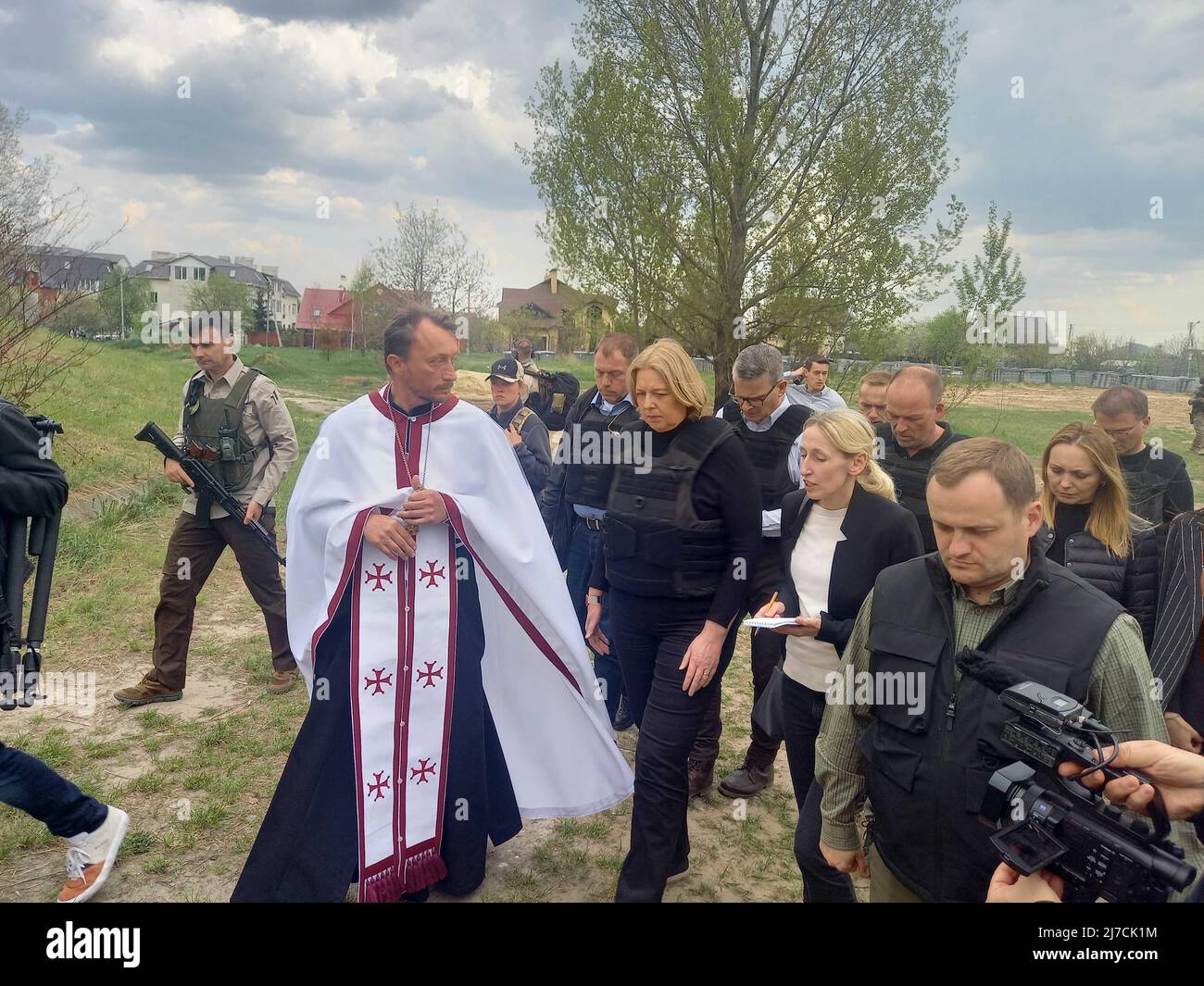 08 May 2022, Ukraine, Butscha: Bärbel Bas (SPD, M), President of the ...