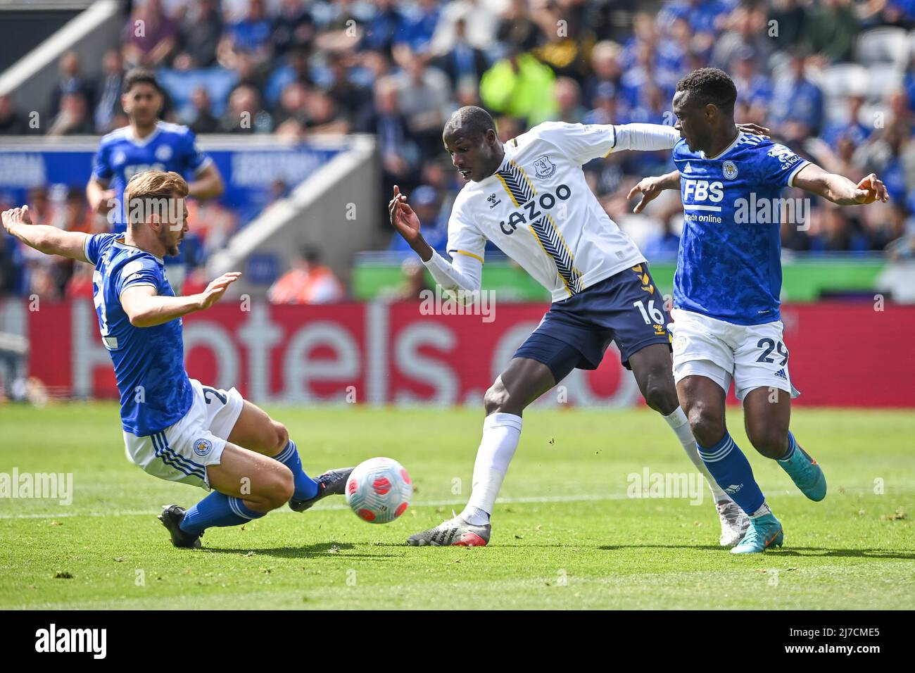Abdoulaye doucoure of everton battles hi-res stock photography and ...