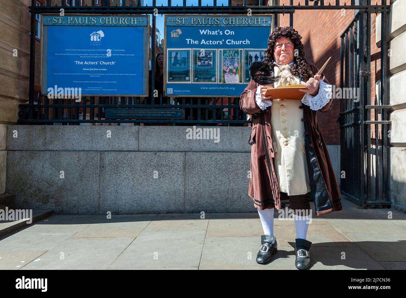 London, UK. 8 May 2022. A man dressed as Samuel Pepys outside St Paul’s ...