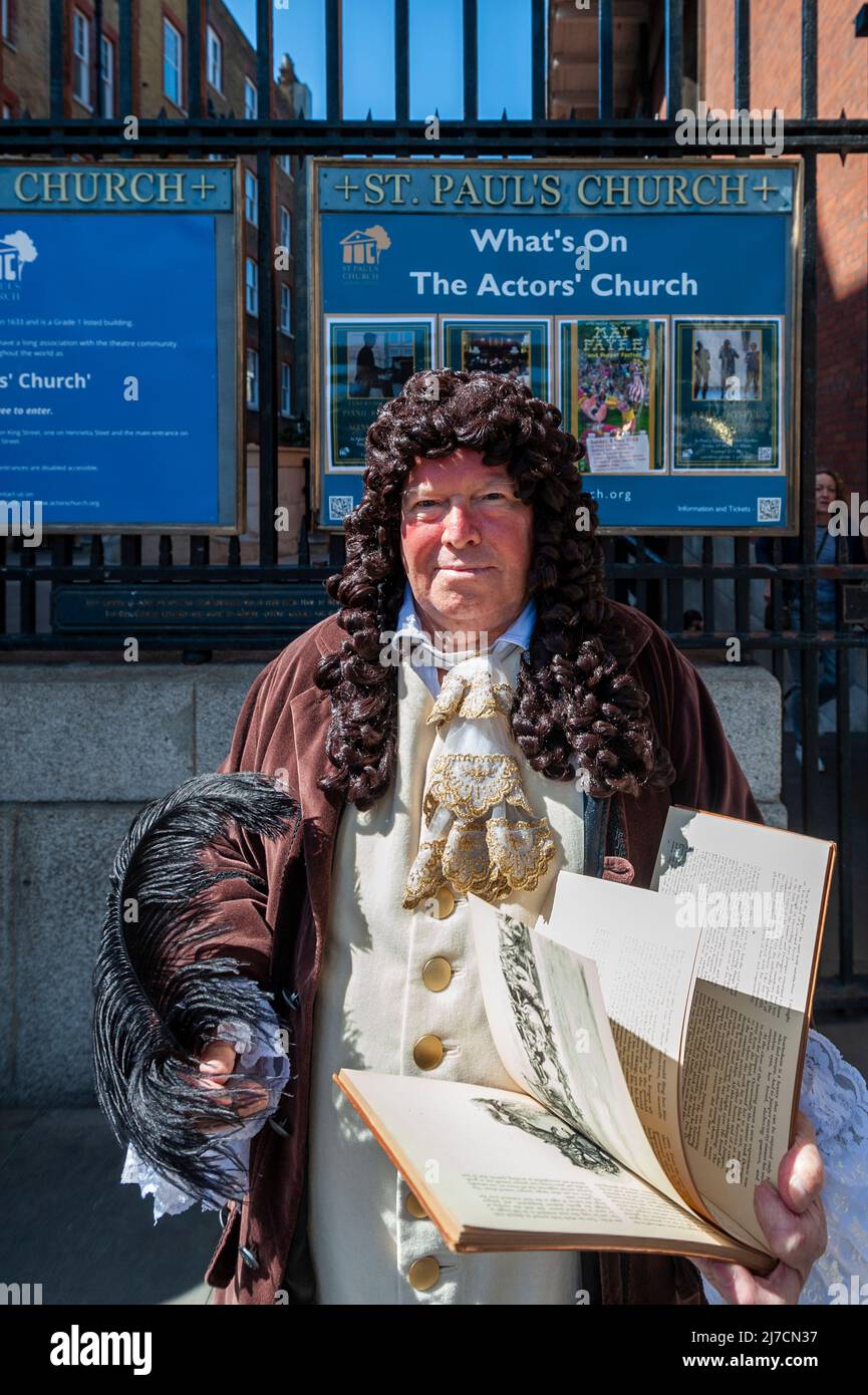 London, UK. 8 May 2022. A man dressed as Samuel Pepys outside St Paul’s ...