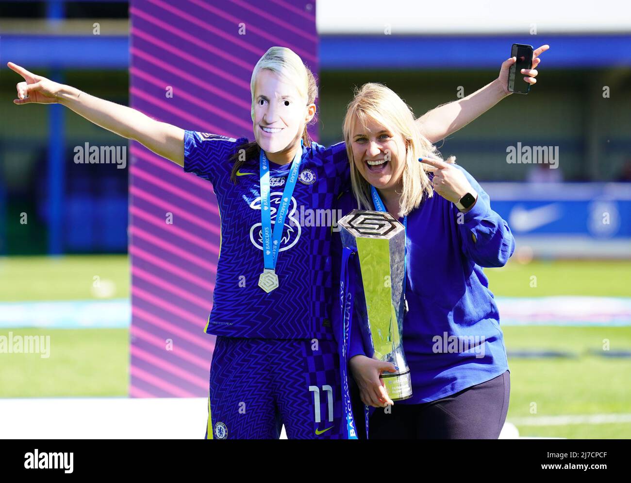 Chelsea's Guro Reiten (left) and Chelsea manager Emma Hayes with the ...
