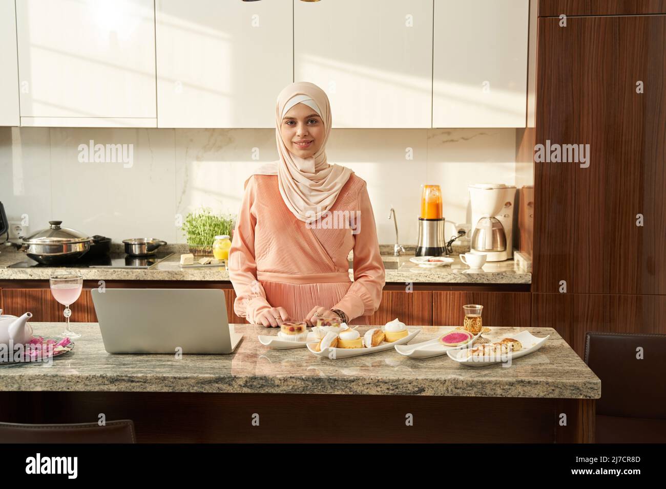 Muslim woman cooking using hi-res stock photography and images - Alamy
