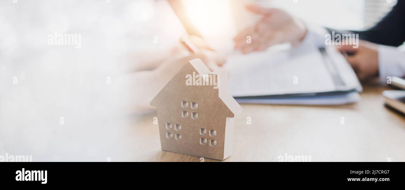 selling home agency explain to customer and sign contract Stock Photo ...