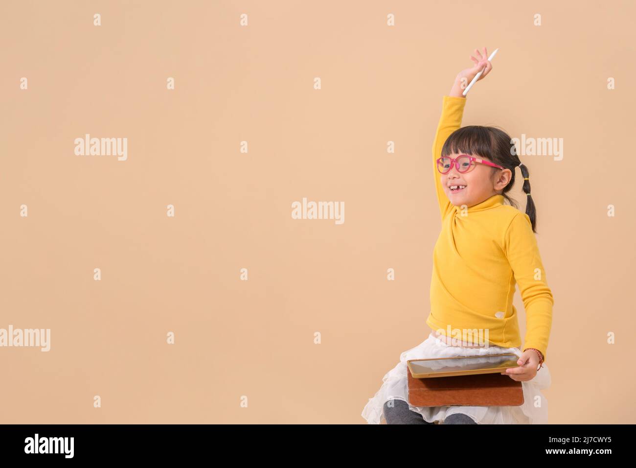 Girl raise hand classroom hi-res stock photography and images - Alamy
