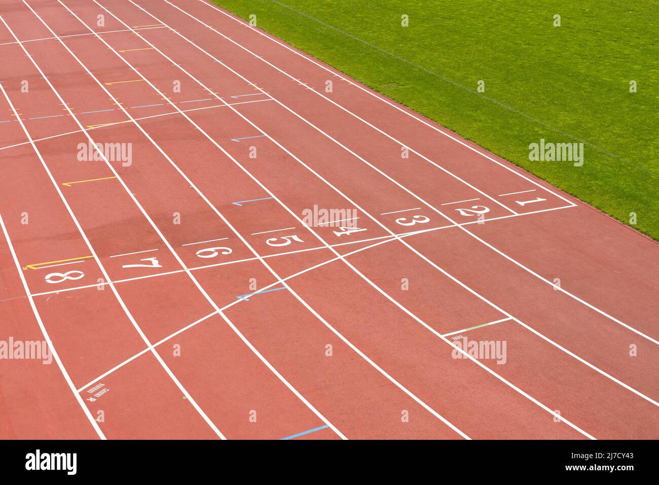 Staring grid numbers on a red athletics running track Stock Photo - Alamy