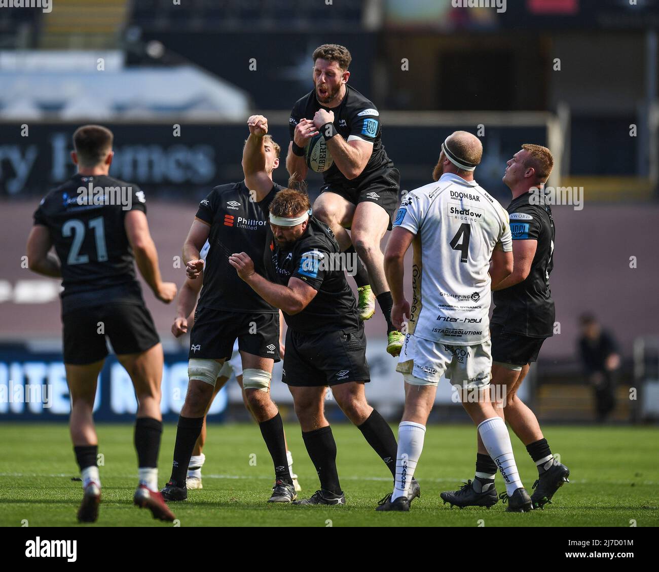 Alex Cuthbert of Ospreys, claims the high ball Stock Photo - Alamy