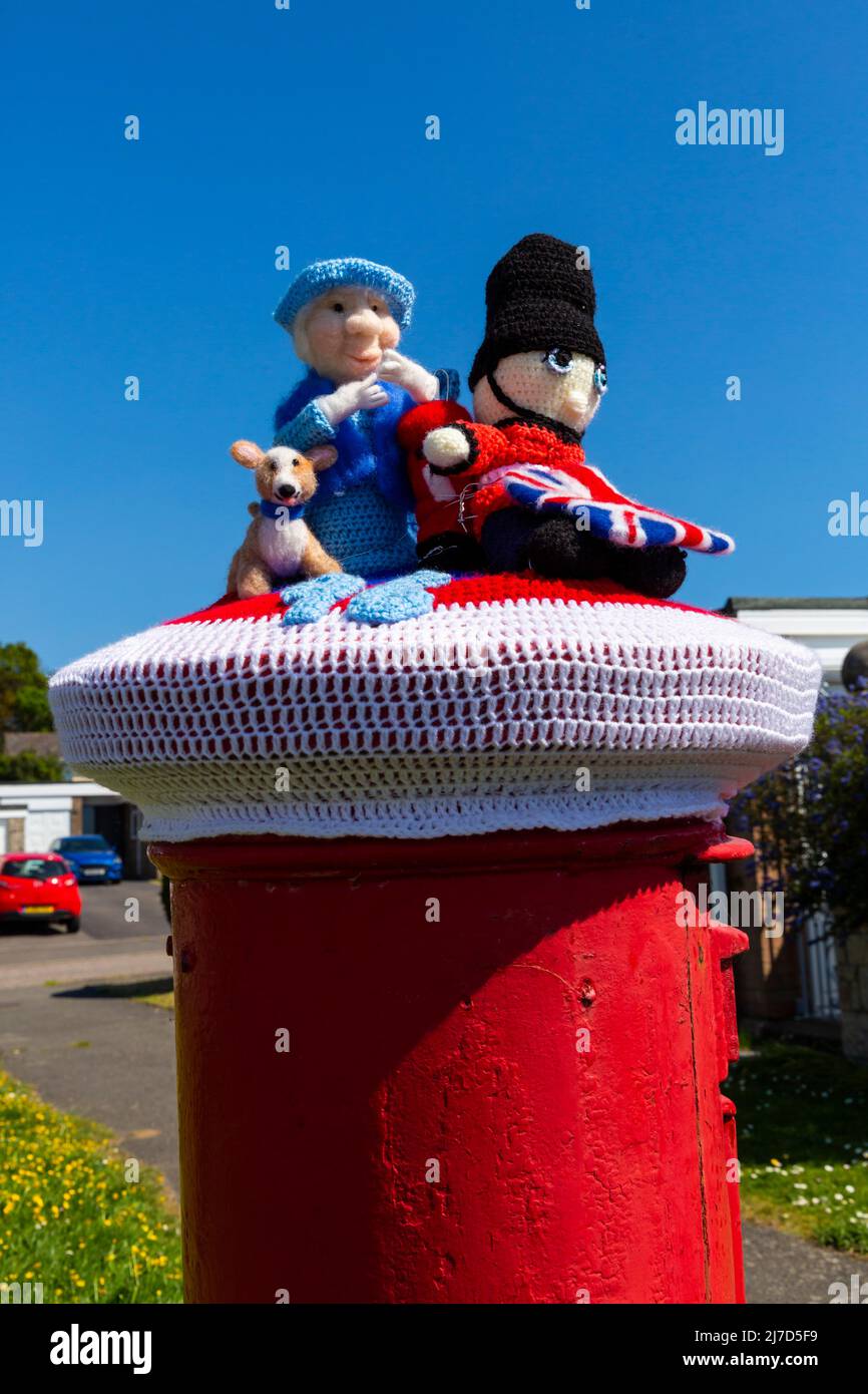 Poole, Dorset, UK. 8th May, 2022. A knitted Platinum Jubilee themed ...