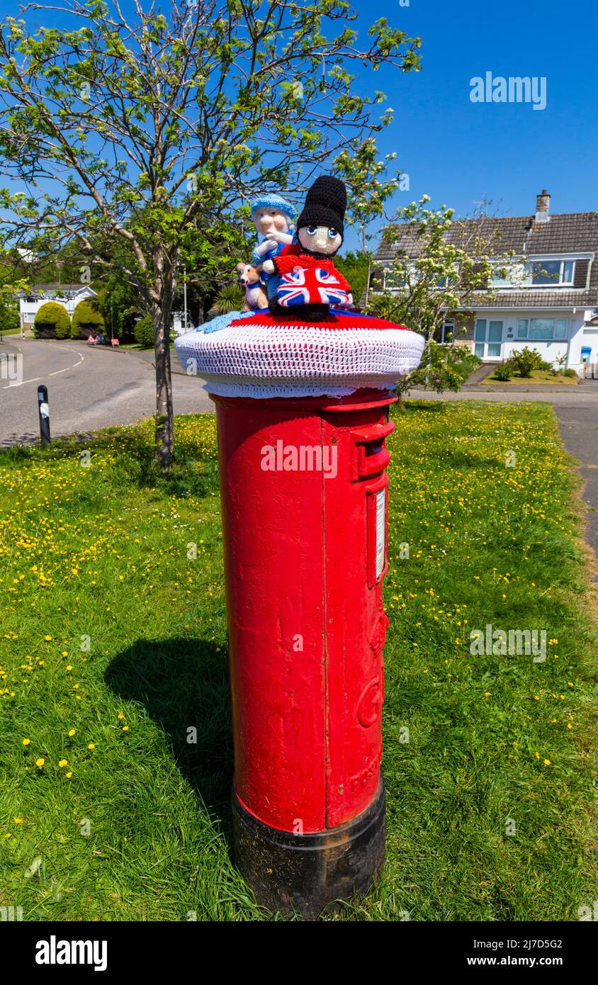 Poole, Dorset, UK. 8th May, 2022. A knitted Platinum Jubilee themed ...
