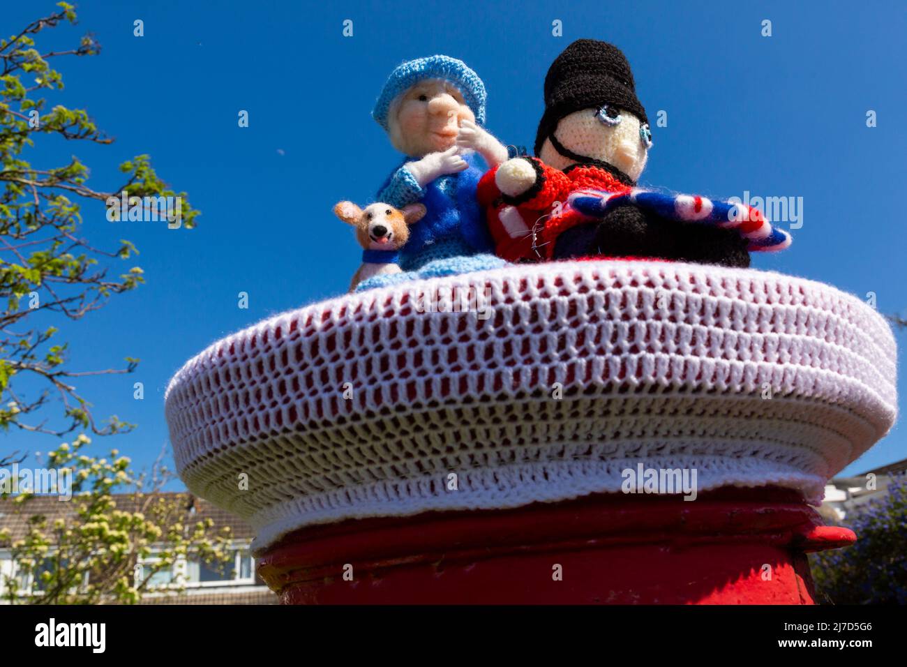 Poole, Dorset, UK. 8th May, 2022. A knitted Platinum Jubilee themed ...