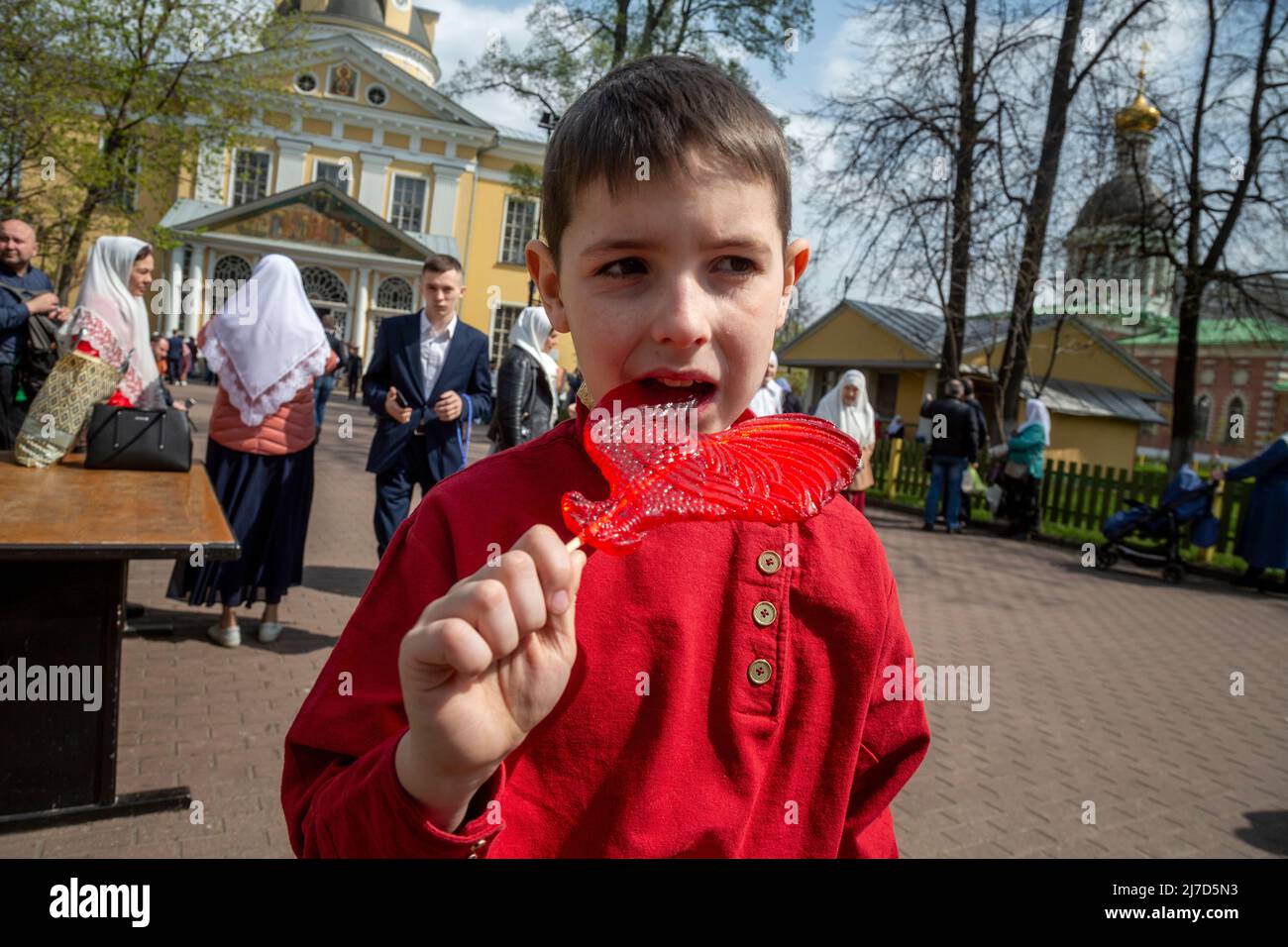 Moscow, Russia. 8th May, 2022. Believers before a cross procession ...