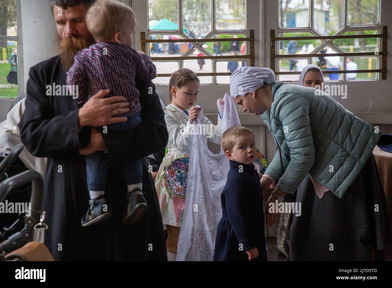 Moscow, Russia. 8th May, 2022. Believers before a cross procession ...