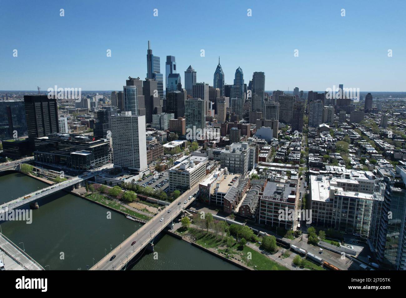 An aerial view of the downtown Philadelphia skyline and the Schuykill ...