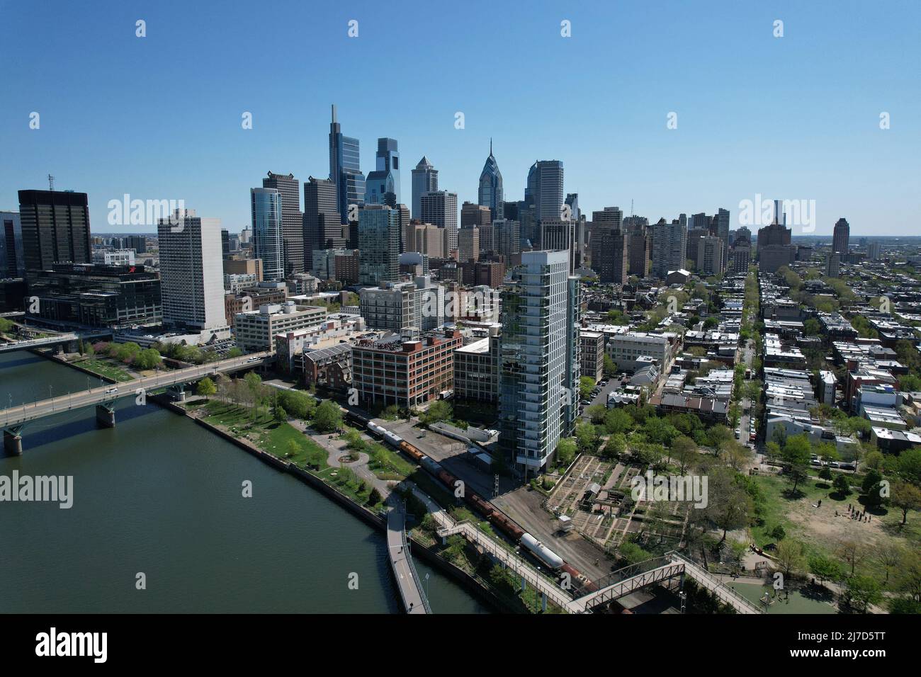 An aerial view of the downtown Philadelphia skyline and the Schuykill ...