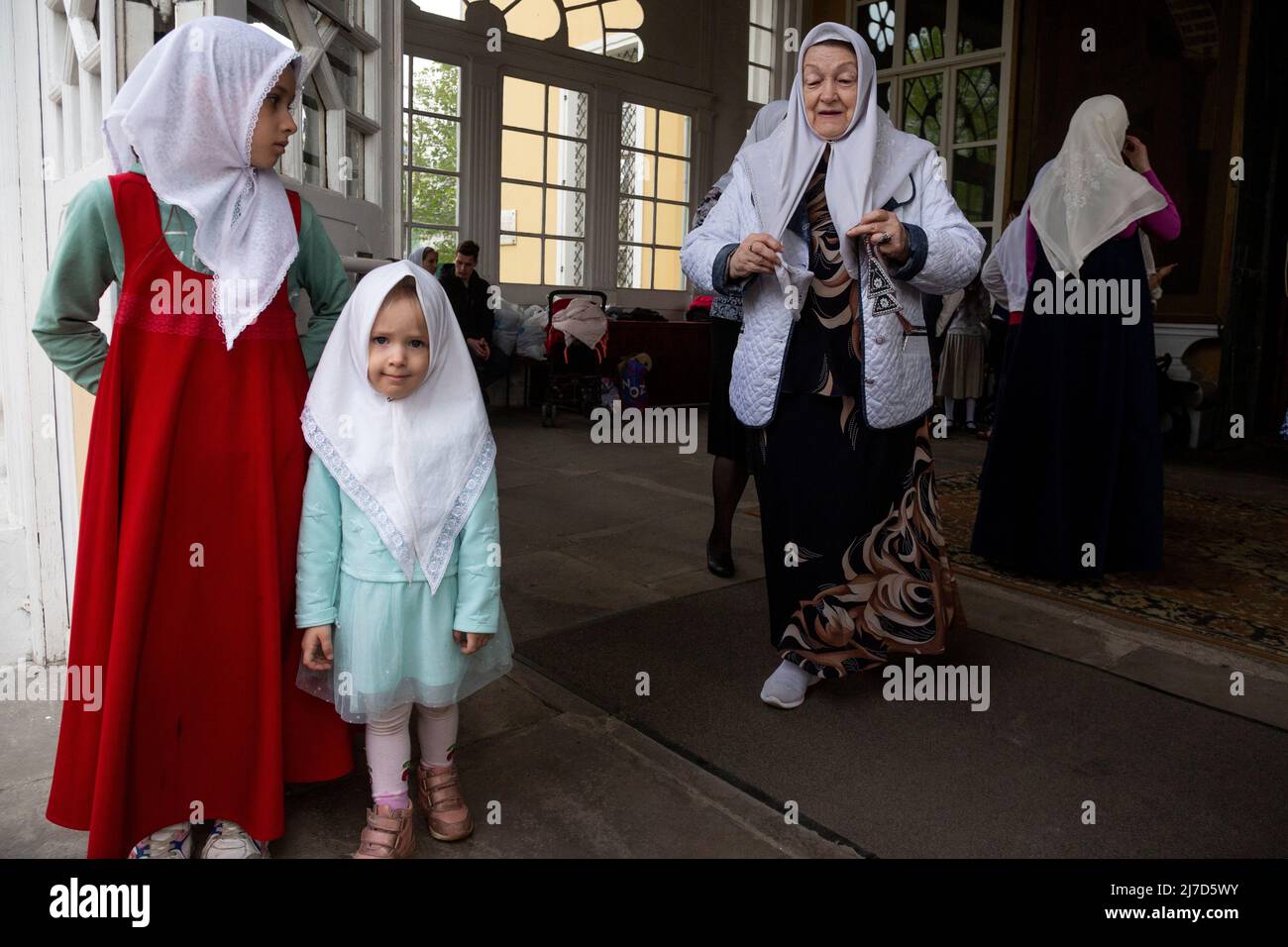 Moscow, Russia. 8th May, 2022. Believers before a cross procession ...