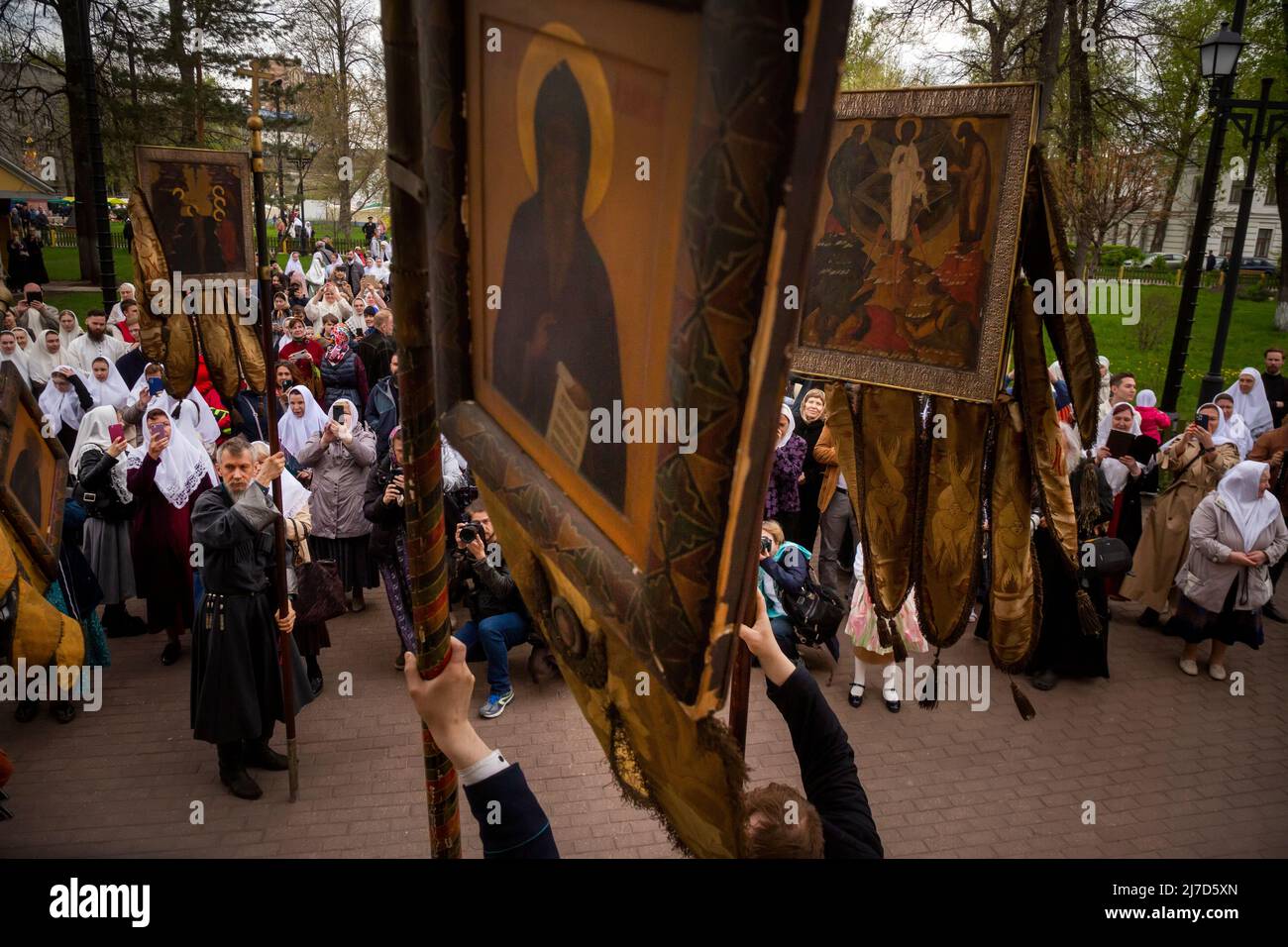 Moscow, Russia. 8th May, 2022. Believers take part of the cross ...