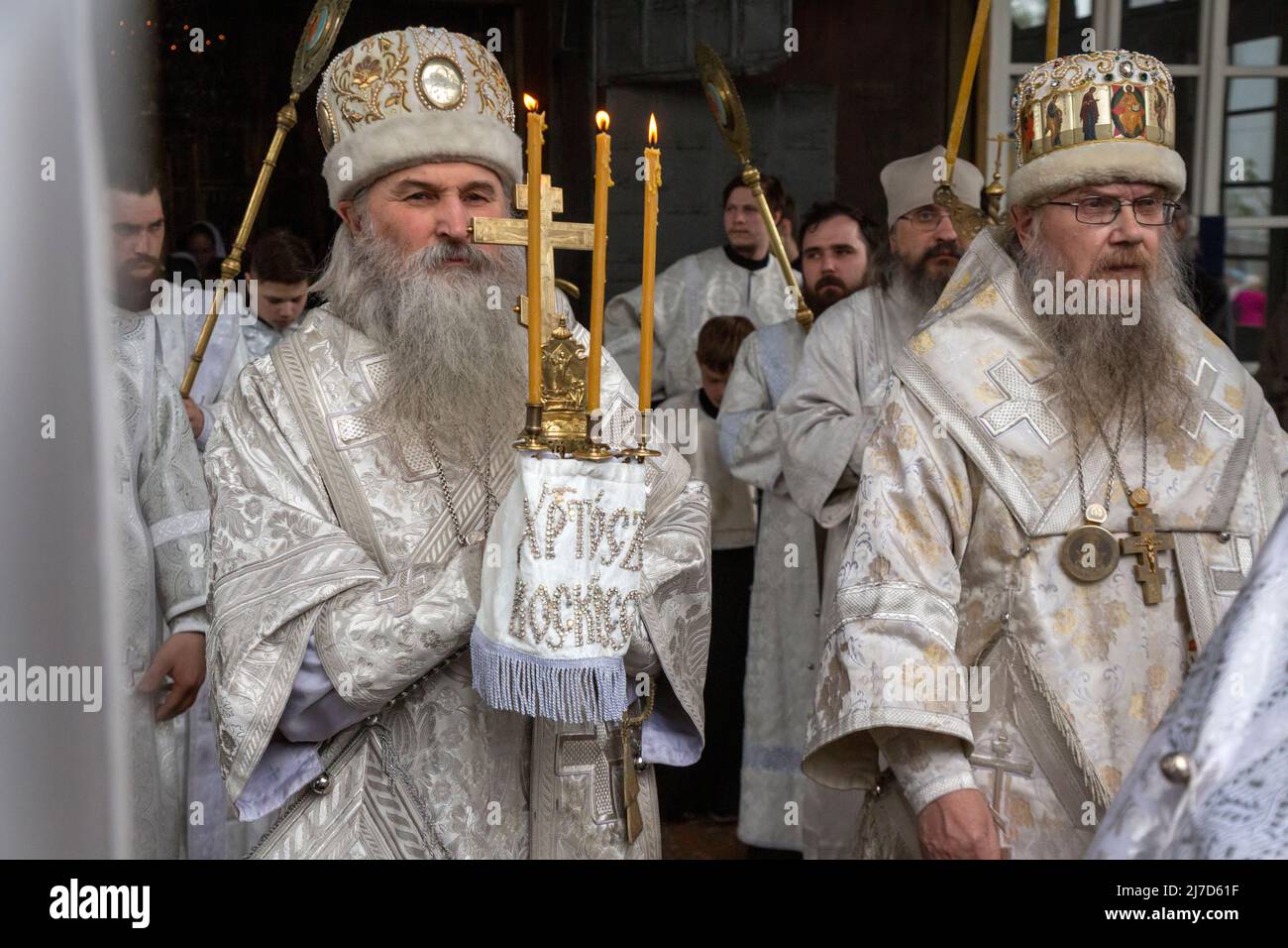 Moscow, Russia. 8th May, 2022. Priests take part of the cross ...