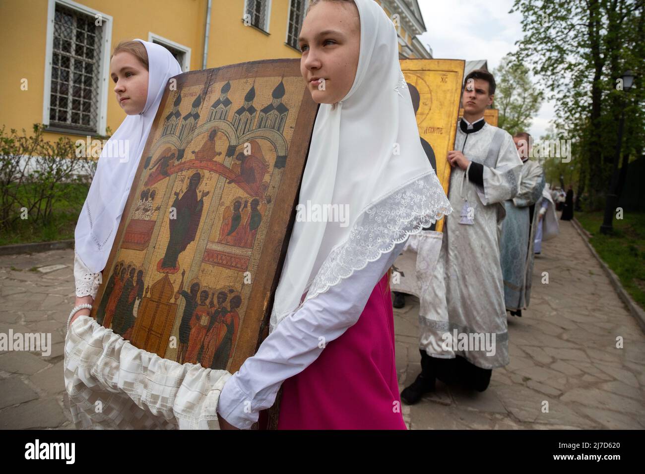 Moscow, Russia. 8th May, 2022. Believers take part of the cross ...