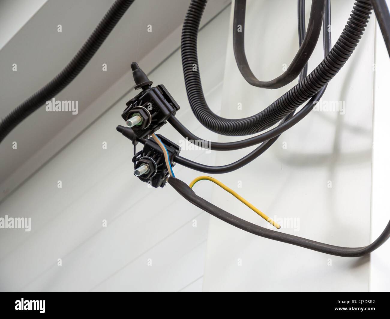 Connection of SIP and copper cable at the entrance to the building ...