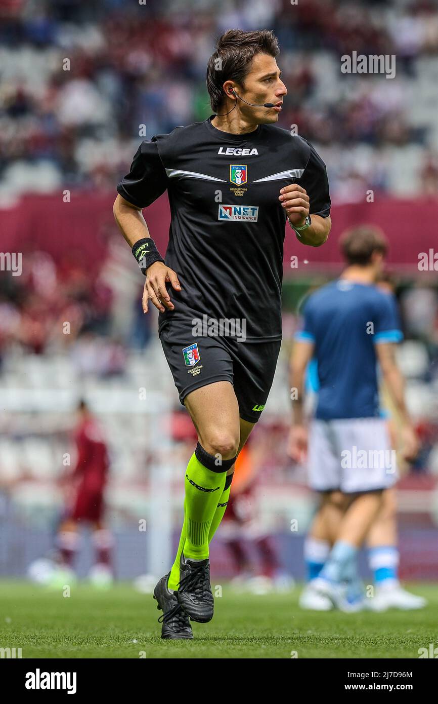 Referee Alessandro Prontera warms up during the Serie A 2021/22 ...