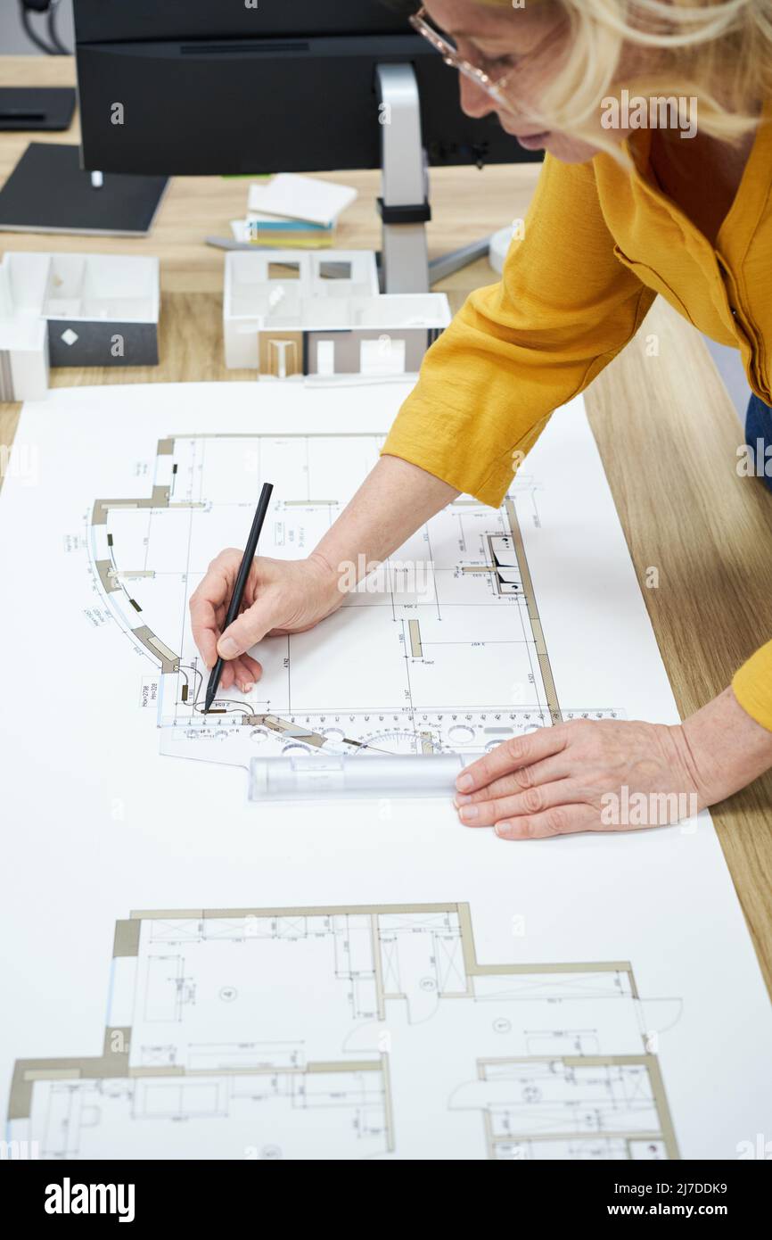 Mature woman drawing sketch hi-res stock photography and images - Alamy