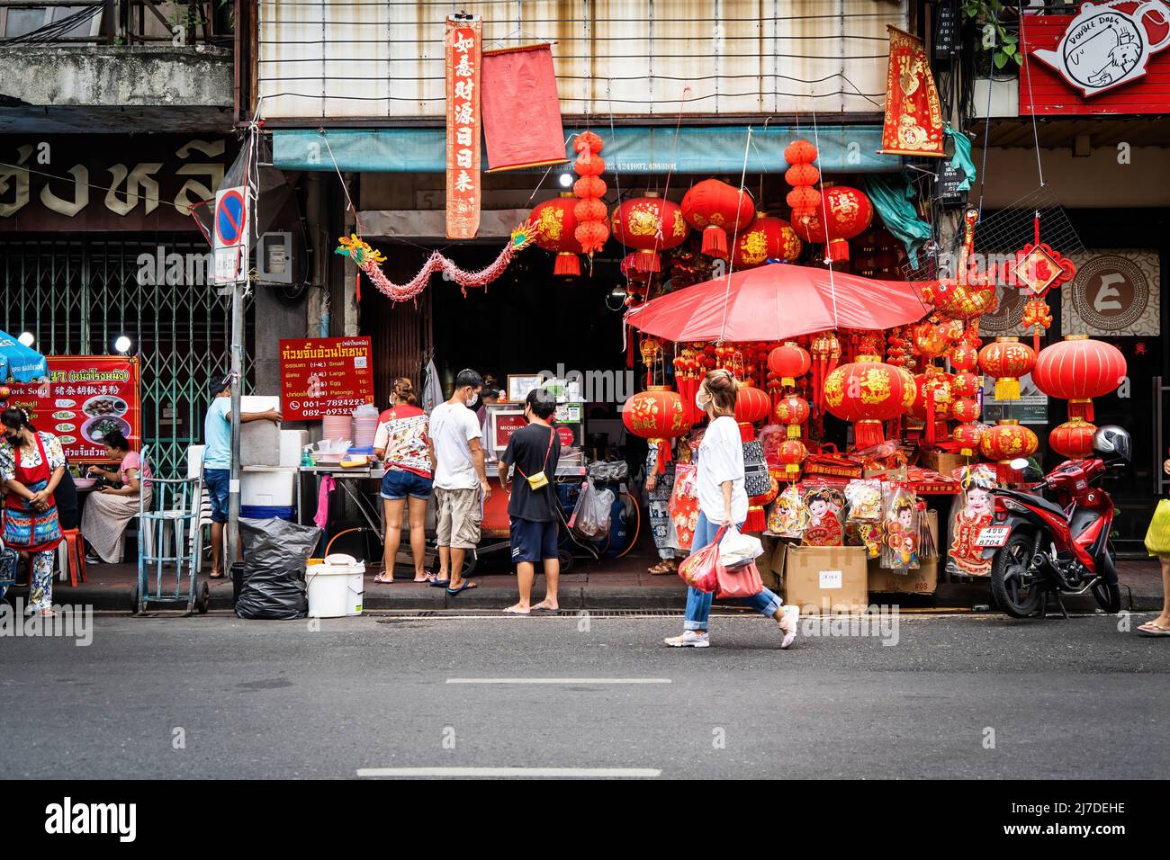Shoppers browse traditional Chinese culture items in Chinatown ...