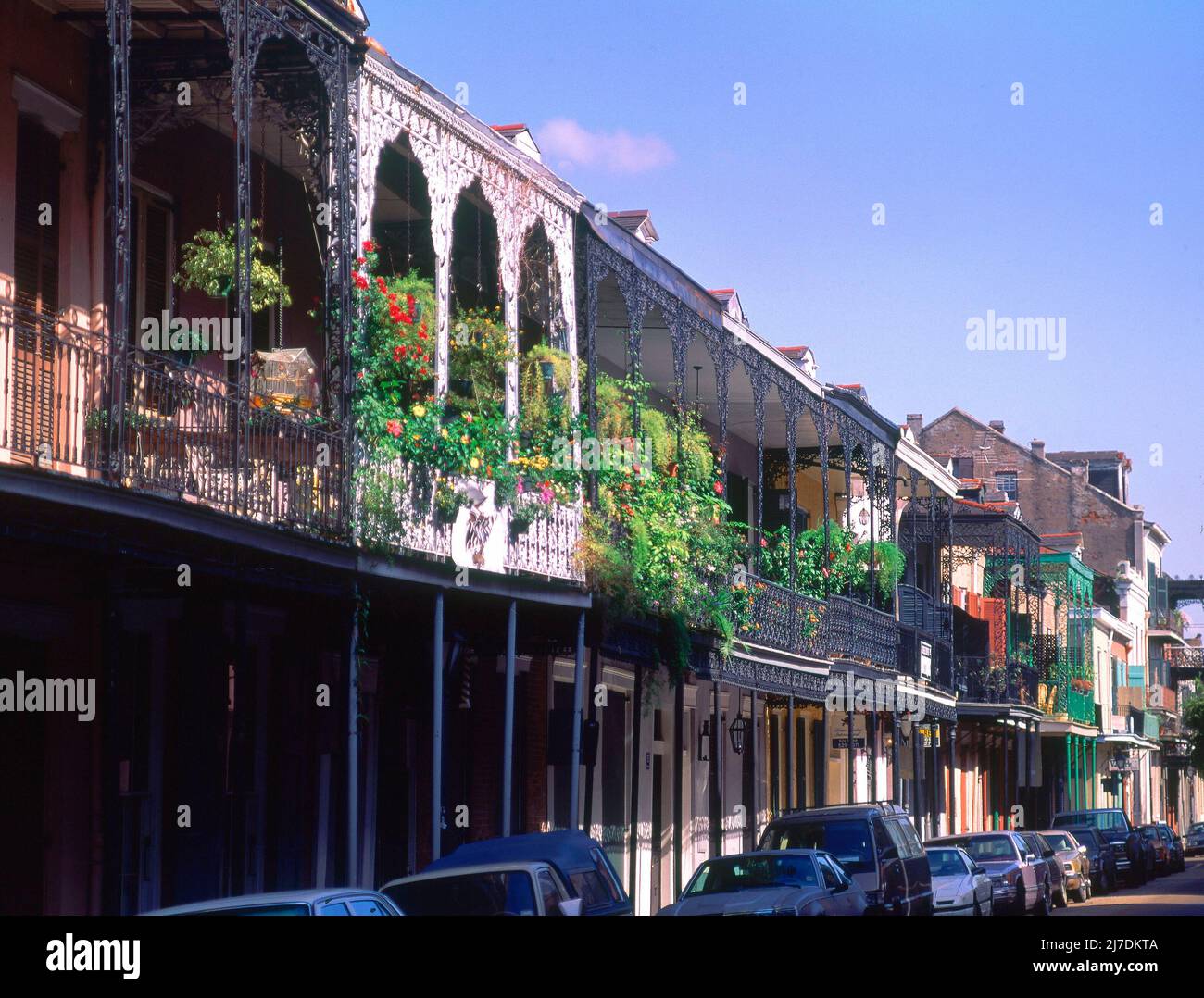 CALLE TIPICA DE NUEVA ORLEANS-CASAS COLONIALES CON BALCONES DE HIERRO ...