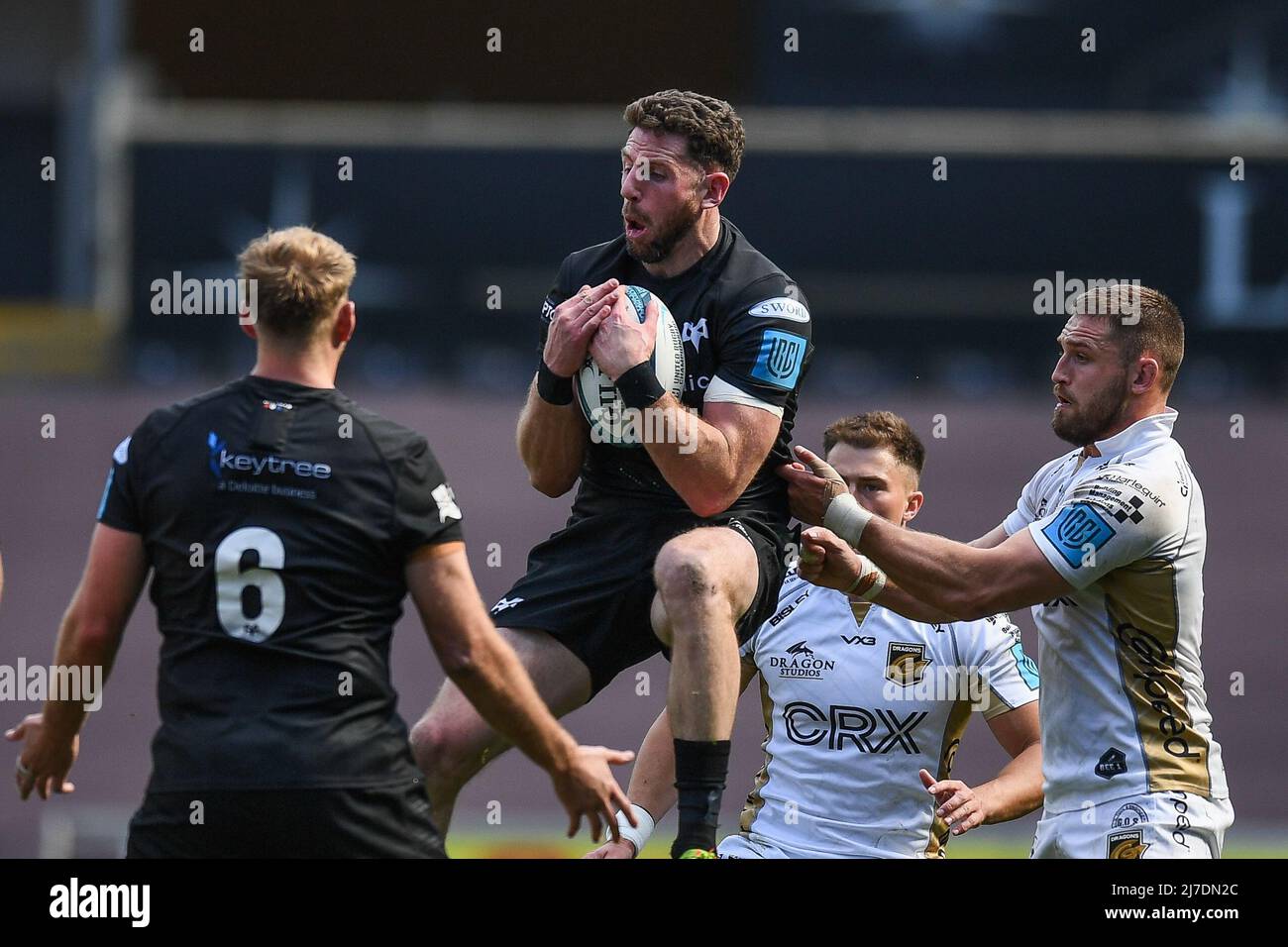 Alex Cuthbert of Ospreys, claims the high ball Stock Photo - Alamy