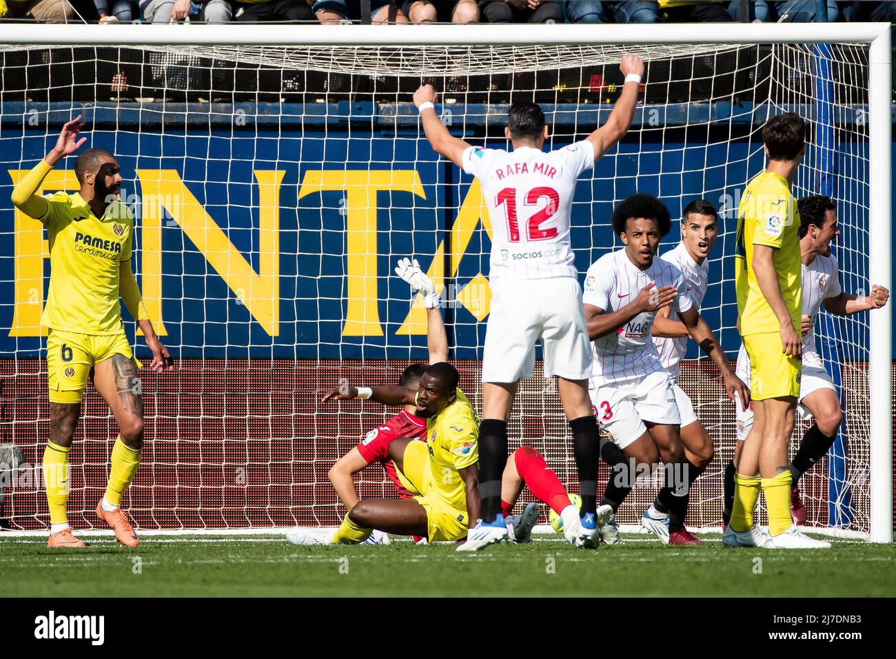 Jules kounde celebrate hi-res stock photography and images - Alamy