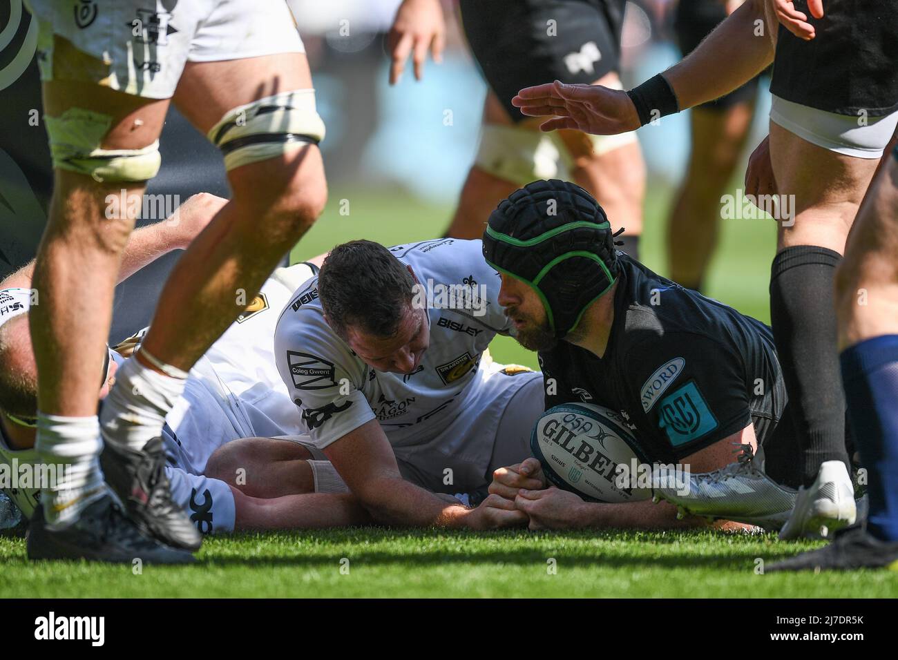 Morgan Morris of Ospreys, goes over to score his second try Stock Photo ...