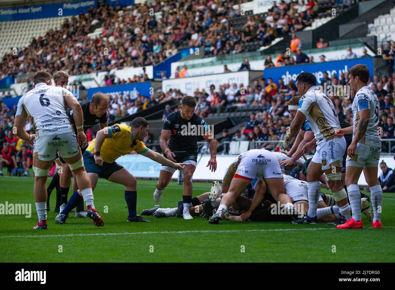 Attack dragons hi-res stock photography and images - Alamy