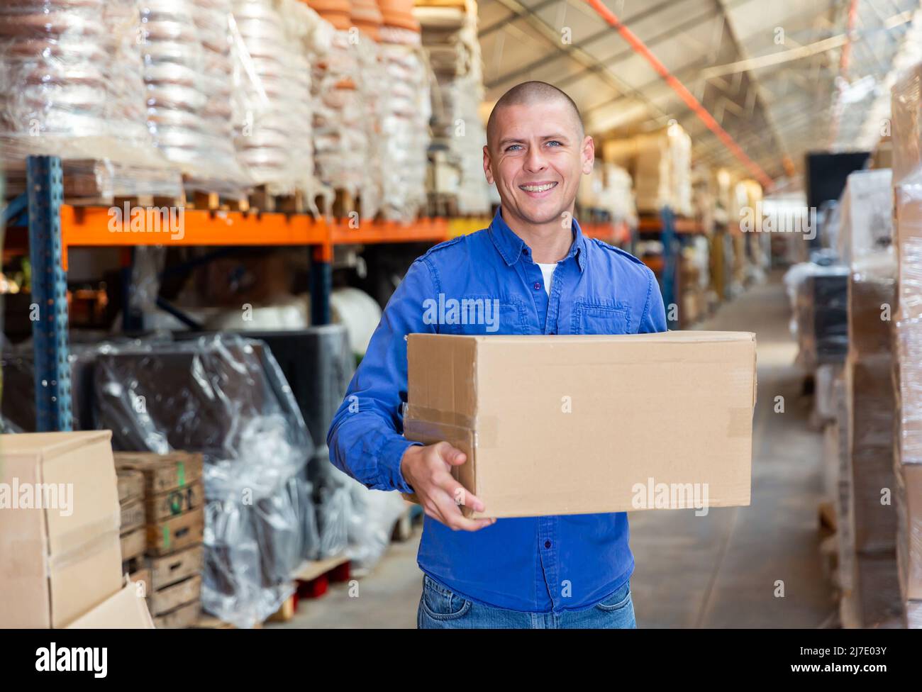 Man packing warehouse shelf hi-res stock photography and images - Alamy