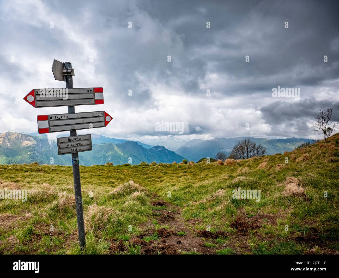 Trail signs in the alps of Lake Como Stock Photo - Alamy
