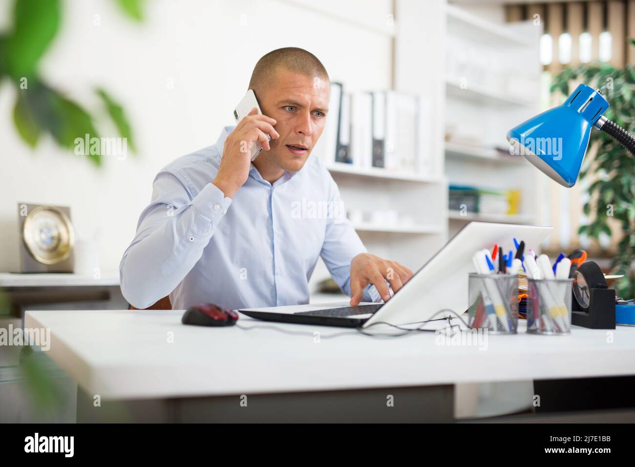 Serious conversation private hi-res stock photography and images - Alamy