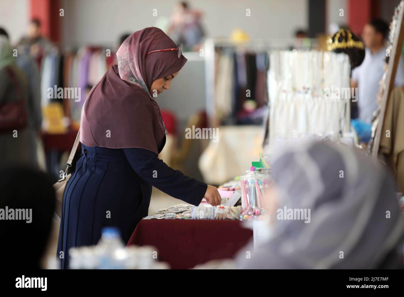 Handicrafts mirrors hi-res stock photography and images - Alamy
