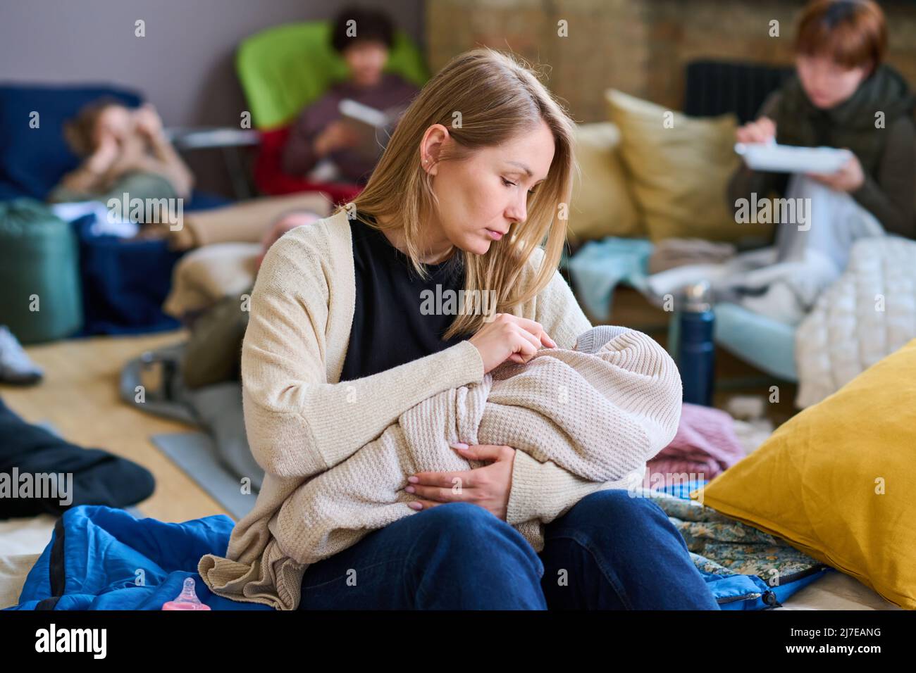 Homeless mother and baby hi-res stock photography and images - Alamy