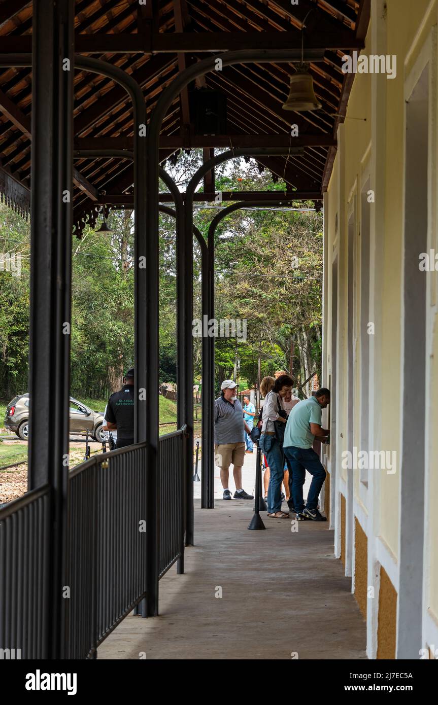 Queue rail platform hi-res stock photography and images - Alamy