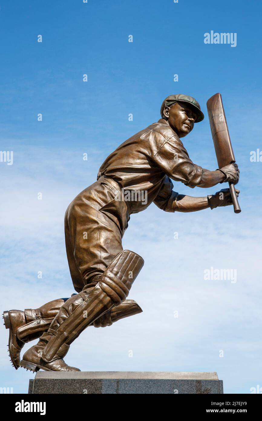 Bill ponsford statue hi-res stock photography and images - Alamy