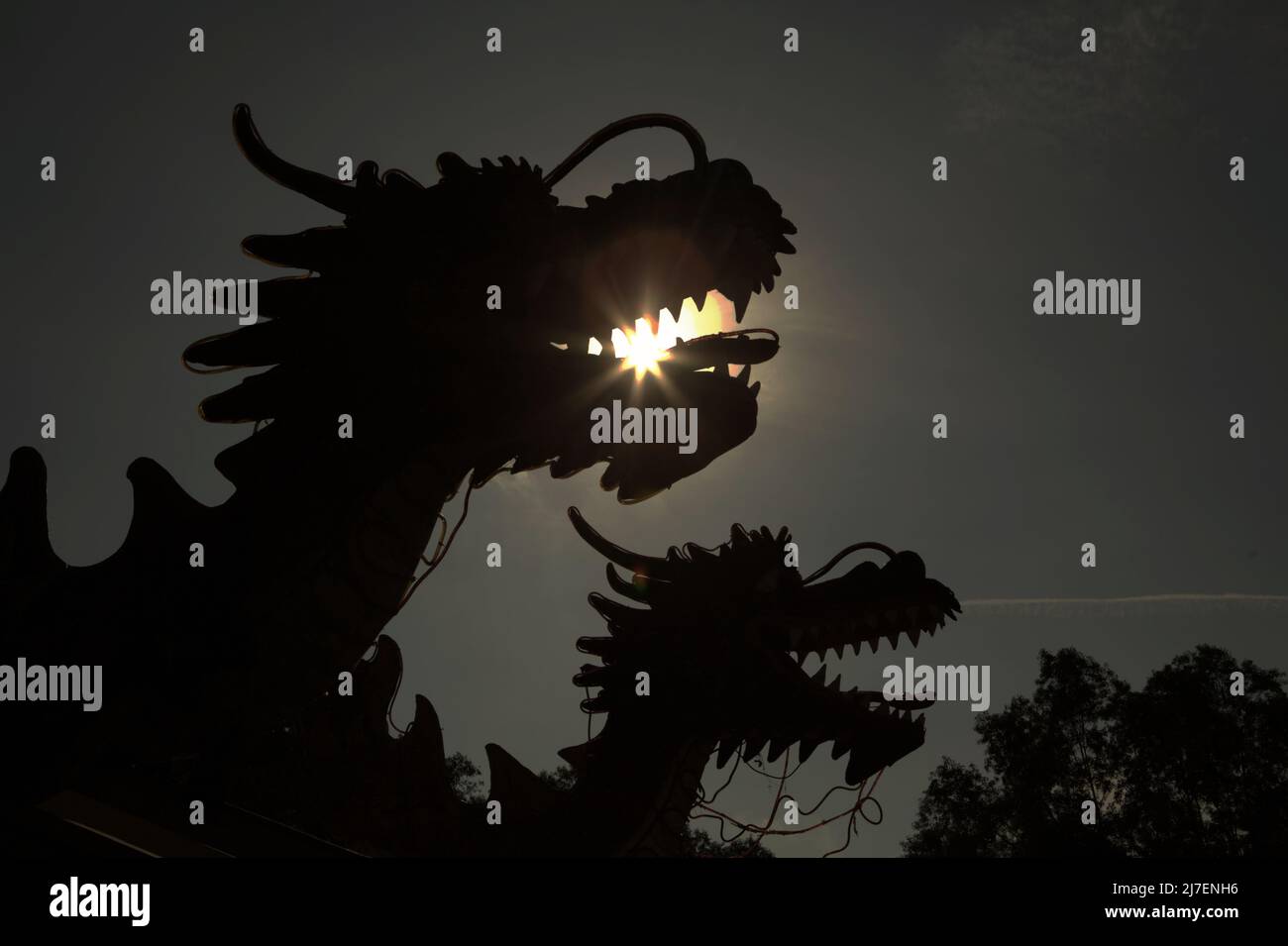 Silhouette of twin dragons at Pulo Kemaro (Kemaro island) temple ...