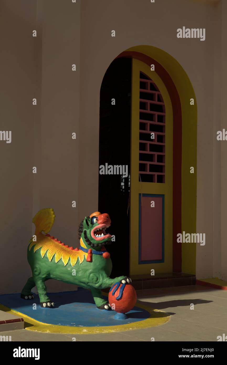 A door decorated with an animal figure holding a ball at Pulo Kemaro ...