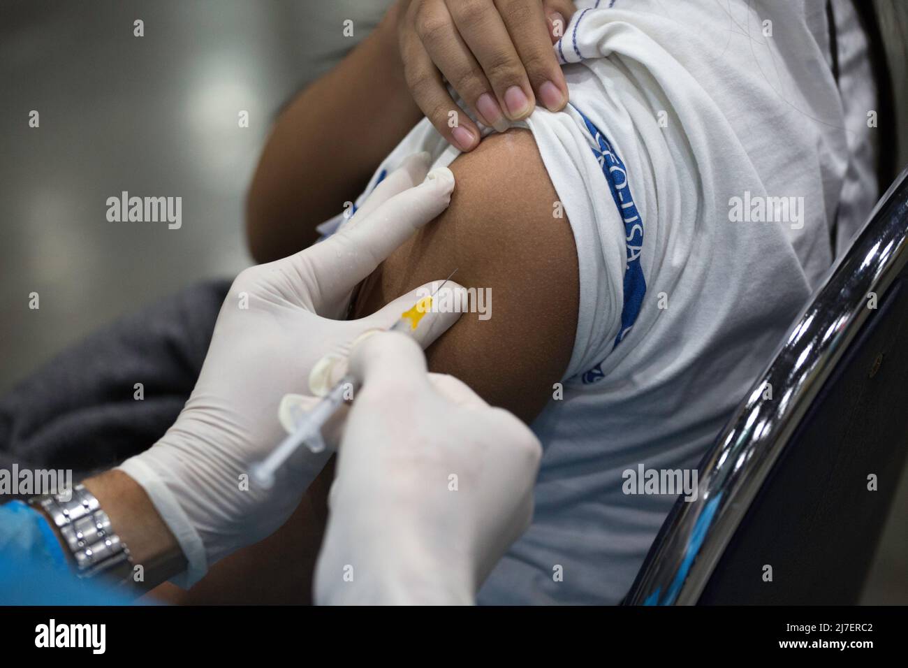 Adolescents aged 12-17 receive the third dose of the purple-label ...