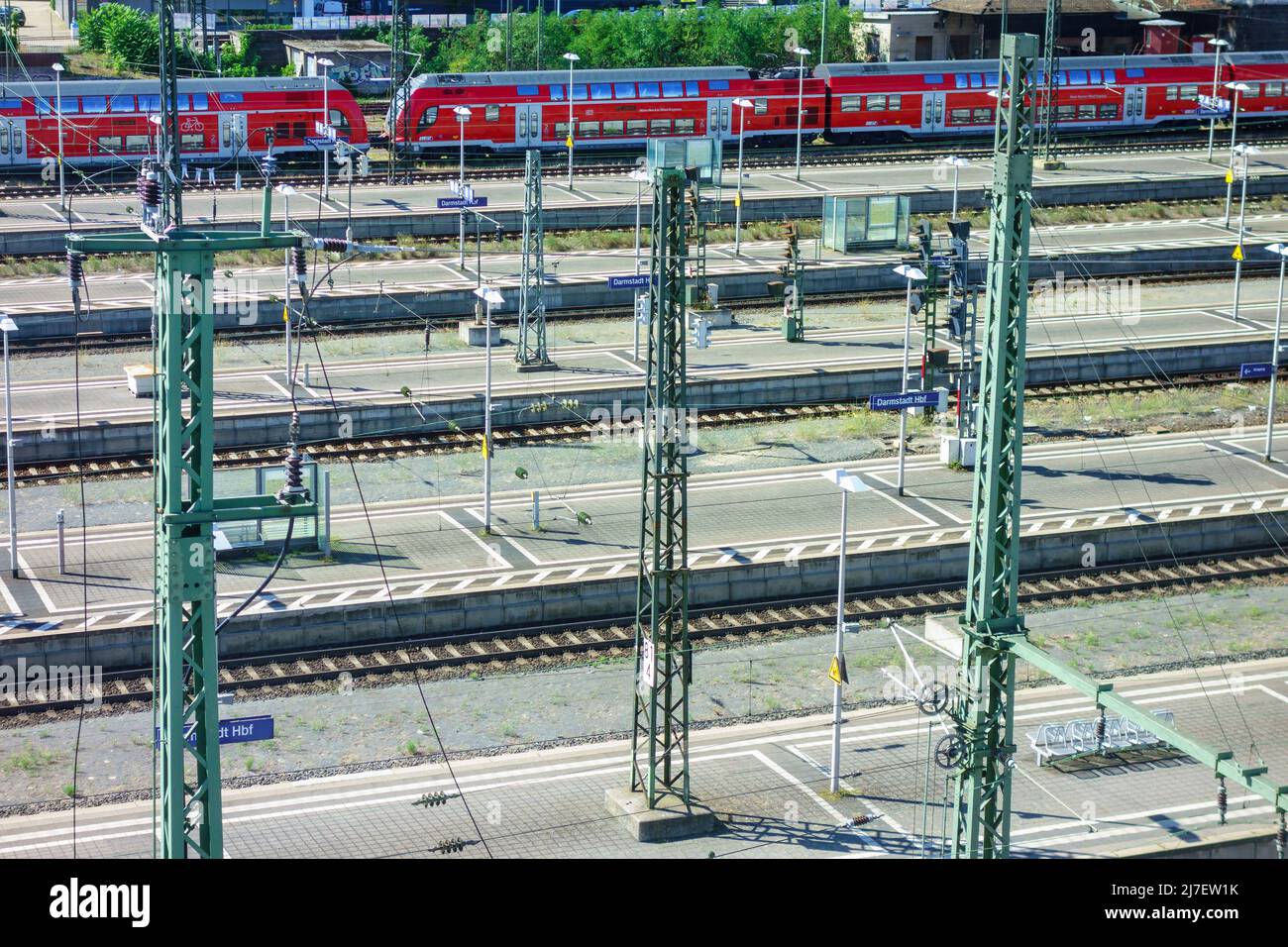 Railway station with platforms and a train Stock Photo - Alamy