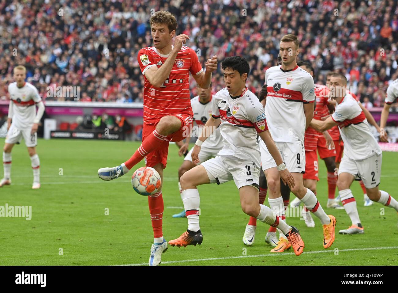 NO SALES IN JAPAN! Thomas MUELLER (MULLER, FC Bayern Munich), action, duels versus Wataru ENDO ...