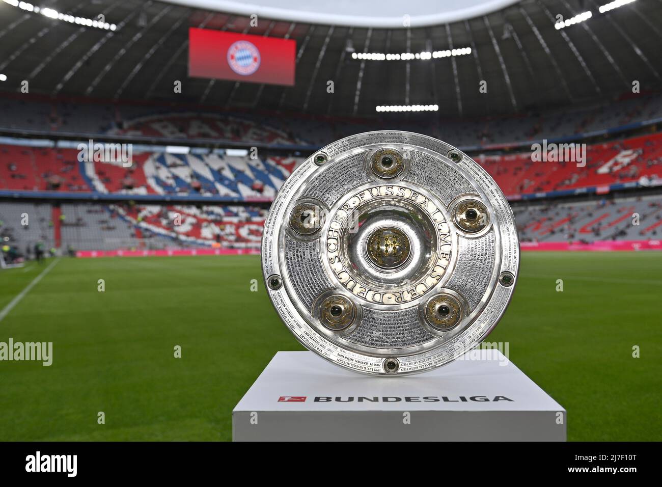 Presentation of the bowl, championship bowl, cup, trophy before the ...