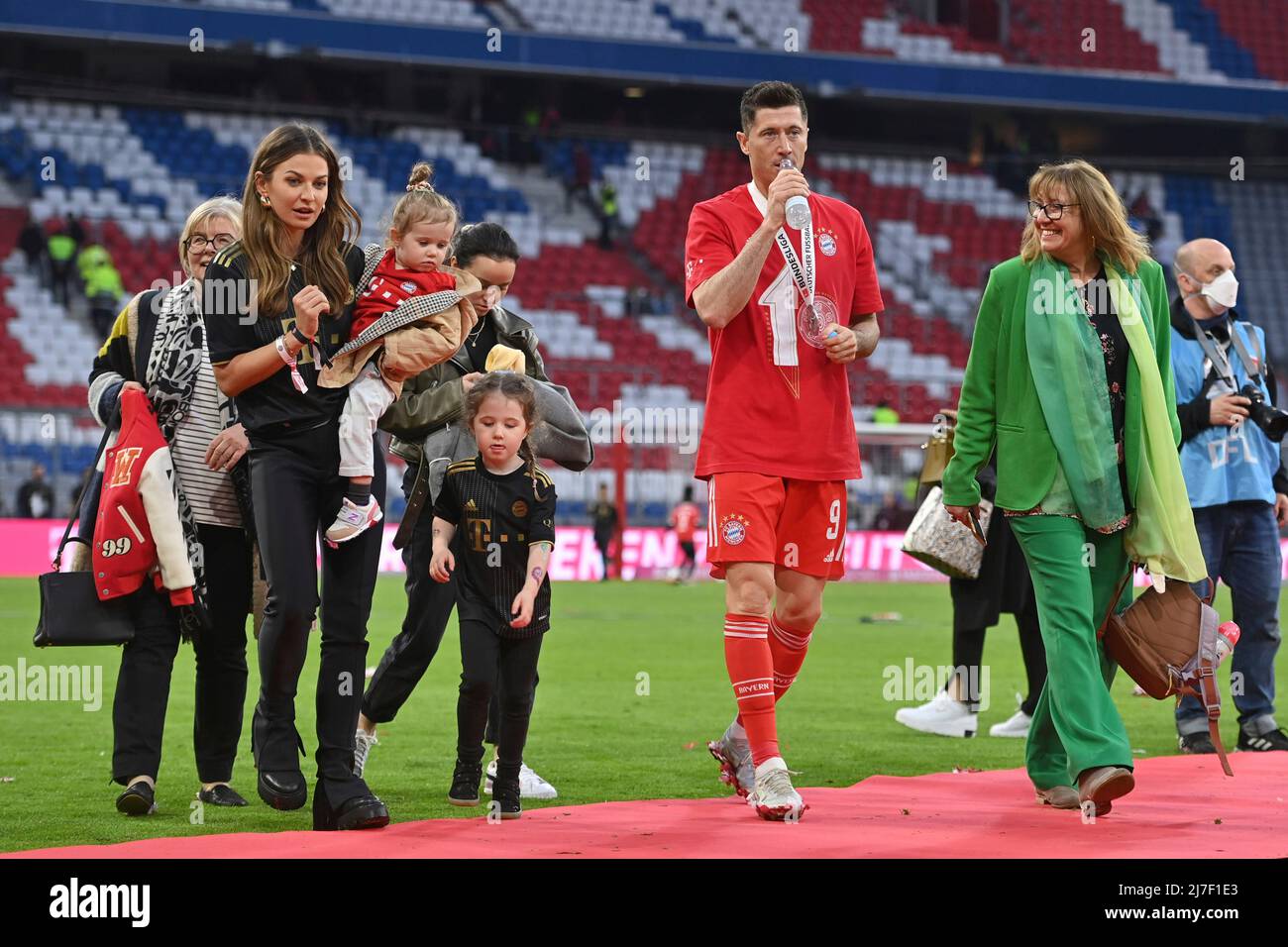 Robert LEWANDOWSKI (FC Bayern Munich) with his wife Anna and daughters ...