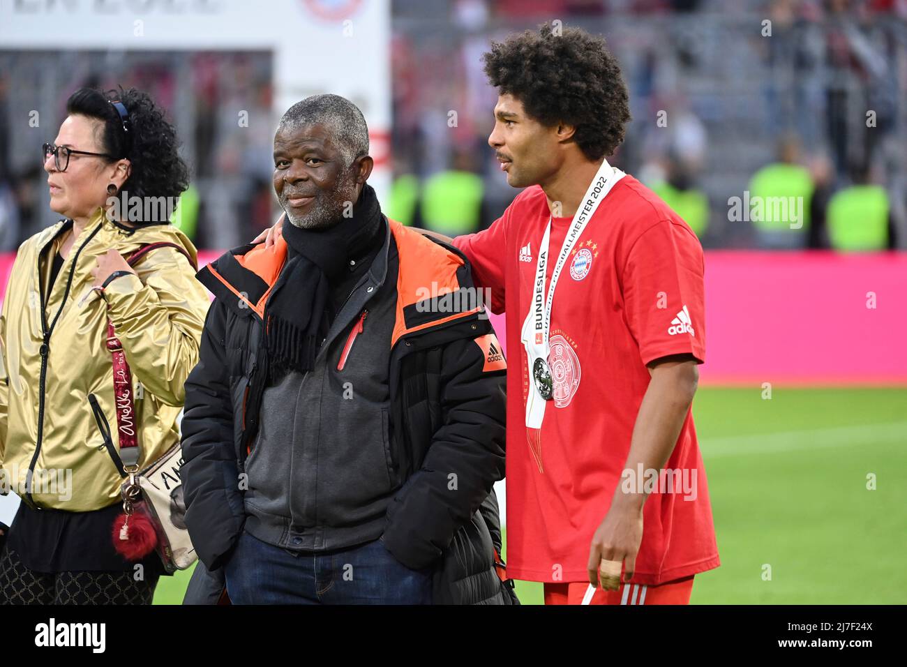 Munich, Deutschland. 08th May, 2022. Serge GNABRY (FC Bayern Munich) with father Jean Hermann ...