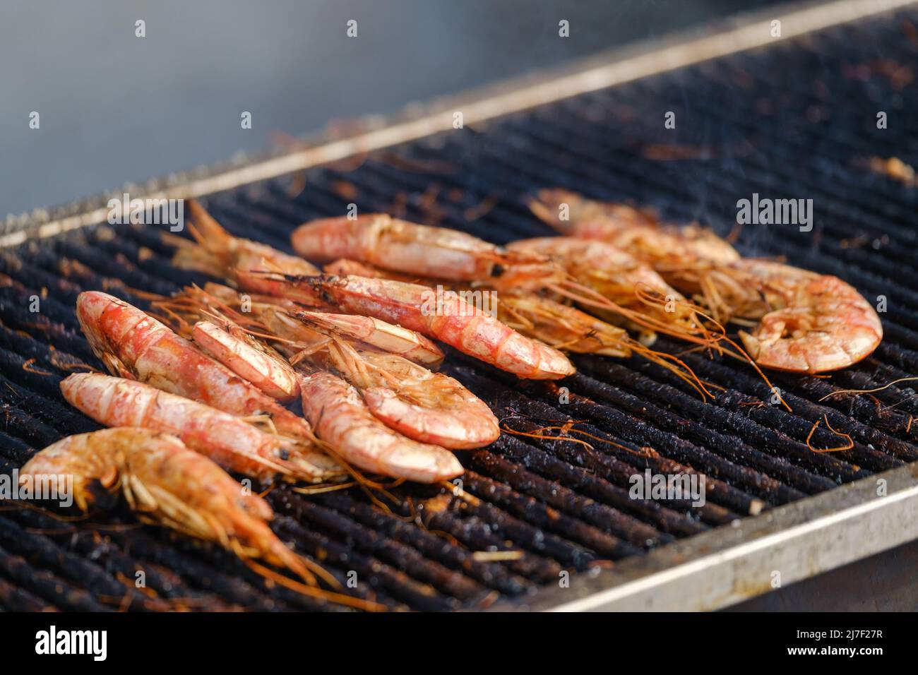 Bunch of shrimps on grill Stock Photo - Alamy