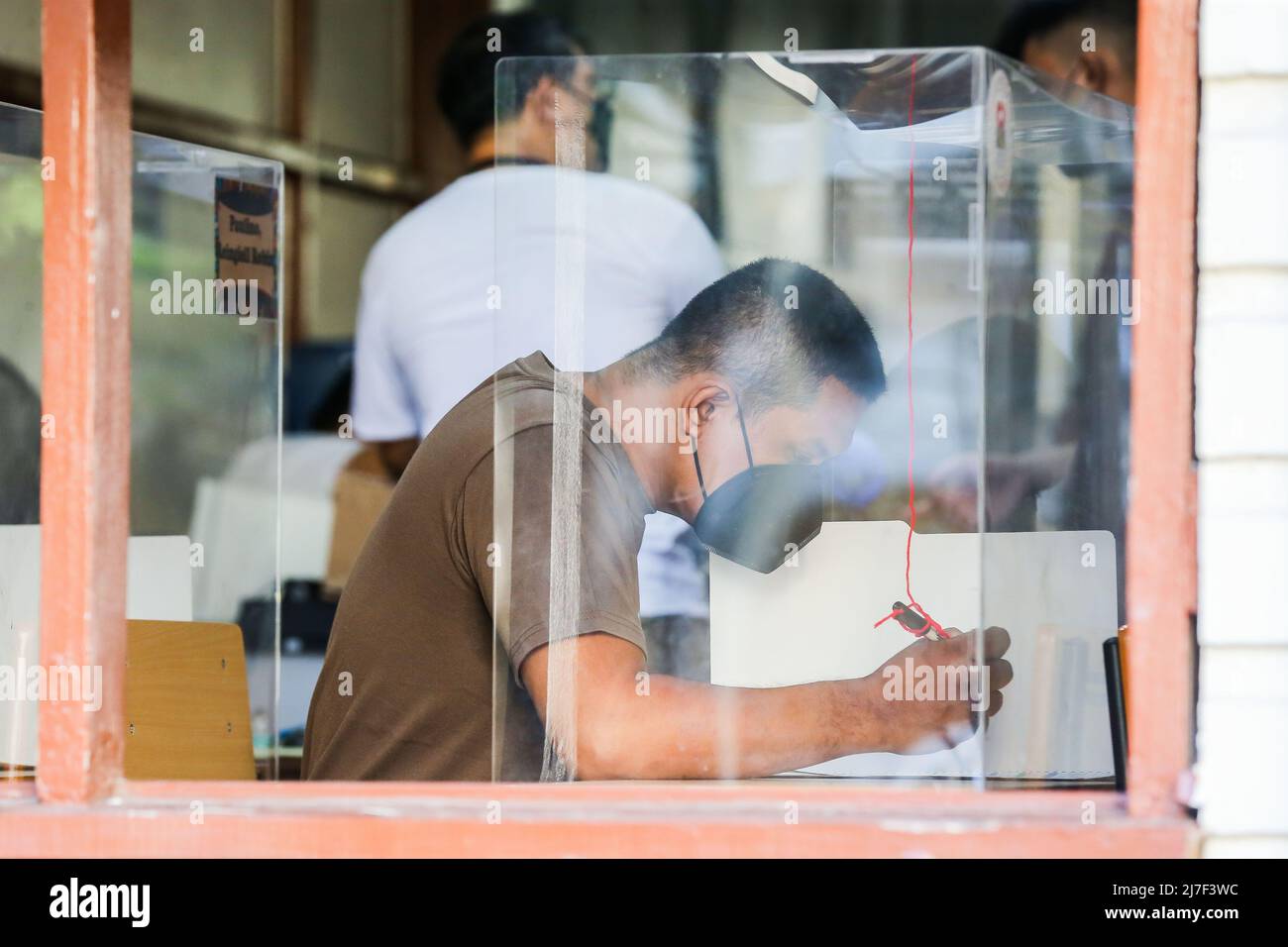 Manila. 9th May, 2022. A man attends voting at a school-turned polling ...