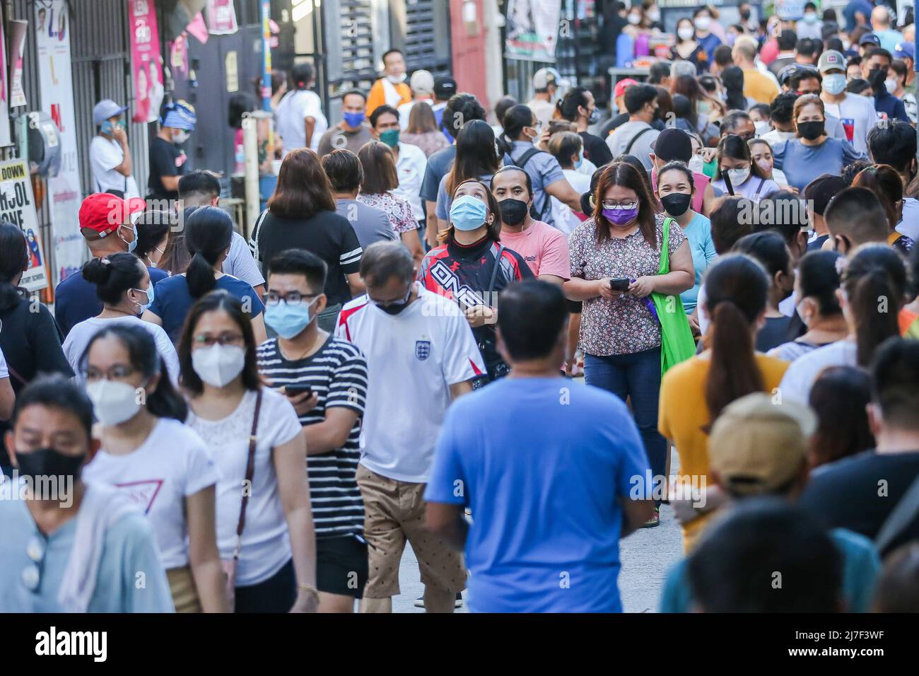 Manila. 9th May, 2022. People wait to cast vote at a school-turned ...