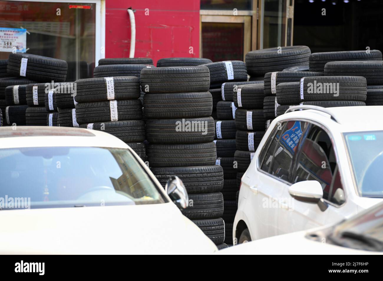 Tires pile hi-res stock photography and images - Alamy